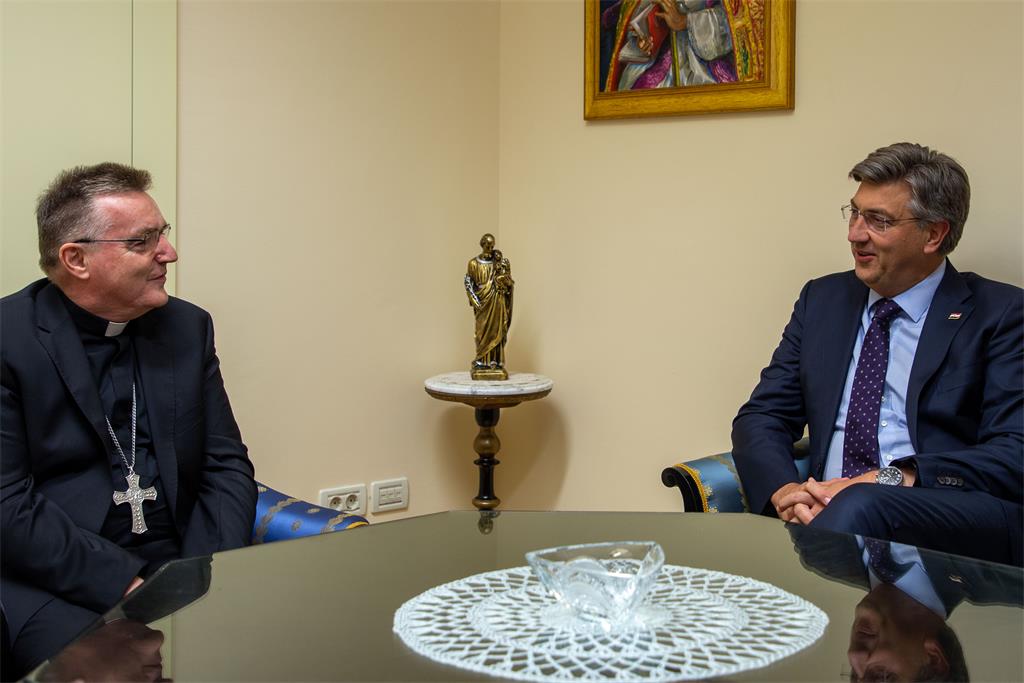 Predsjednik Vlade Plenković susreo se s kardinalom Bozanićem Predsjednik Vlade Plenković susreo se s kardinalom Bozanićem