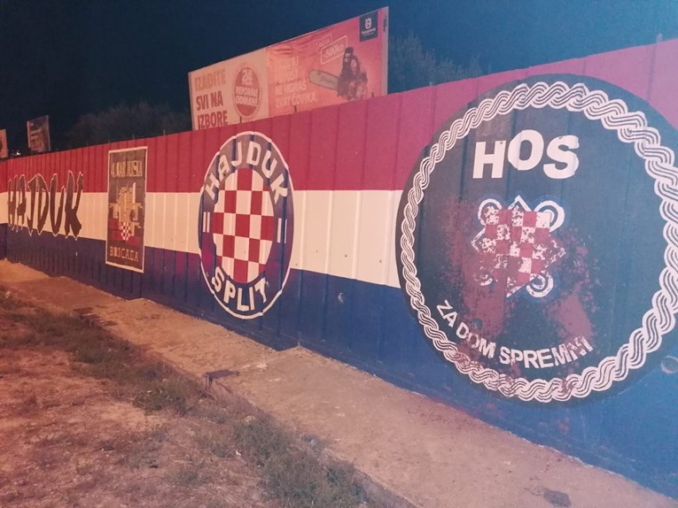 U Split grb HOS-a zaliven crvenom bojom