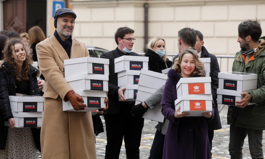 Mostovci predali potpise za referendum: “Ovo je pobjeda građana!” Mostovci predali potpise za referendum: “Ovo je pobjeda građana!”