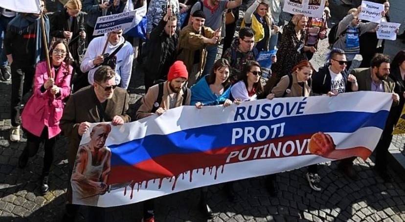 Rusi diljem svijeta prosvjeduju i nose nove boje ruske zastave