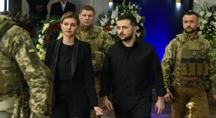 Prvi put od početka agresije Zelenski se pojavio sa suprugom Olenom. Po ...
