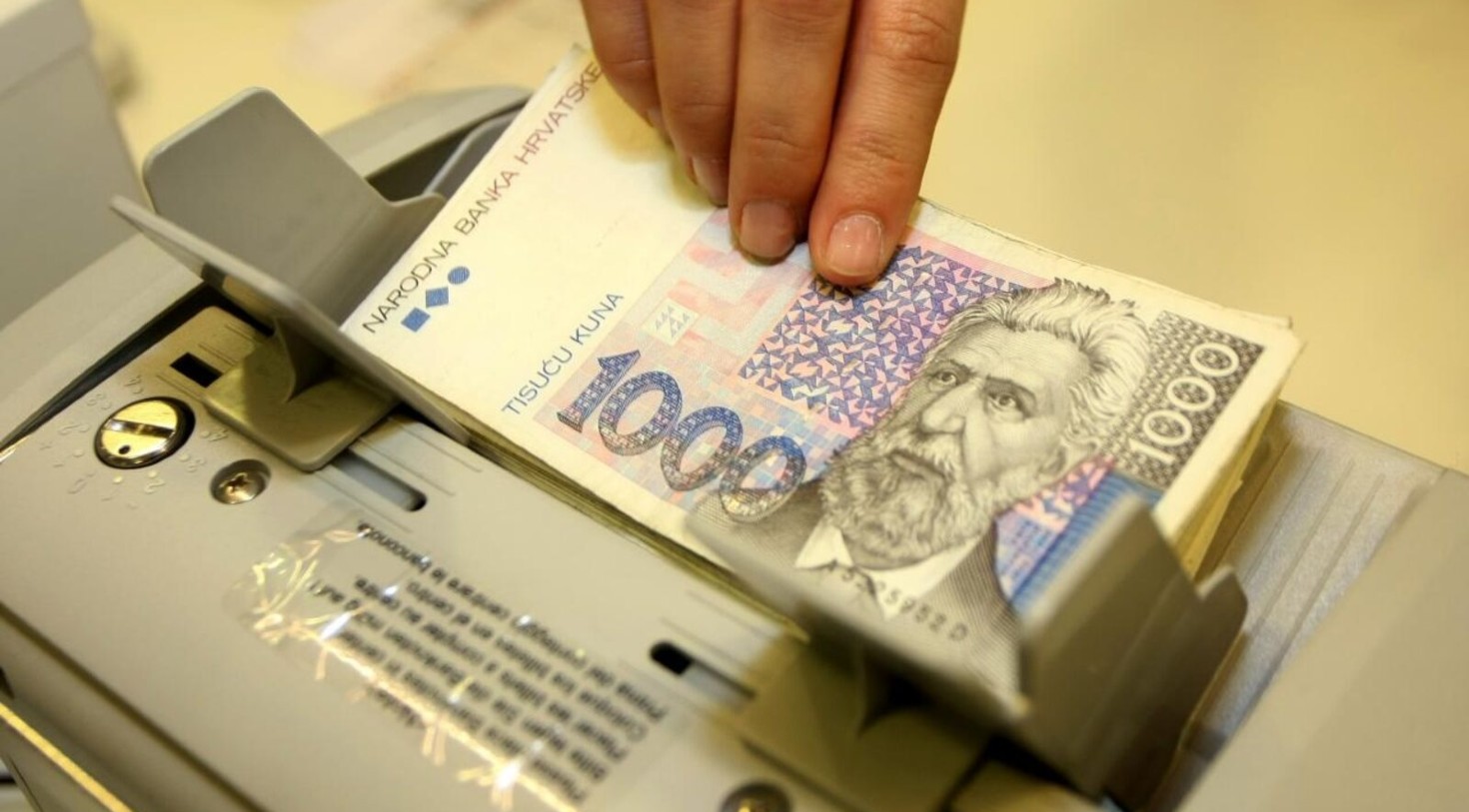 Iz parkiranog automobila ukrao 200.000 kuna Iz parkiranog automobila ukrao 200.000 kuna
