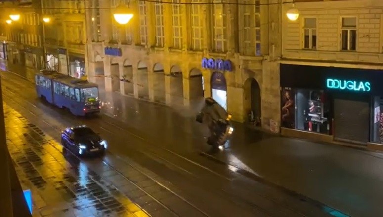VIDEO: Filmski sudar tramvaja i auta na Trgu u Zagrebu