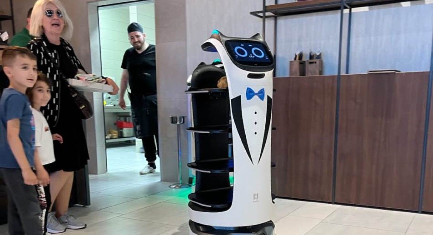 Prvi robot konobar stigao u BiH, poslužuje goste, ali ne naplaćuje