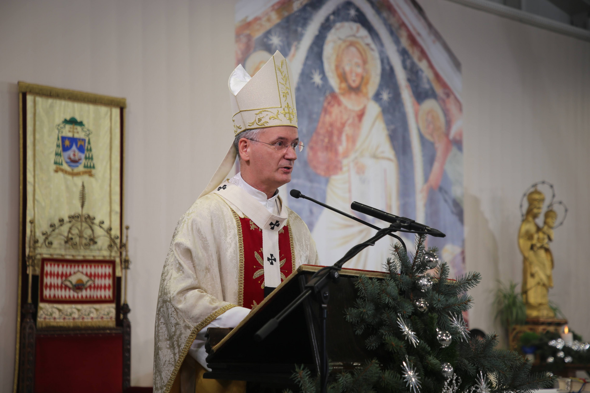 Nadiskup Kutleša na polnoćki pozvao na jednostavnost i čistoću srca