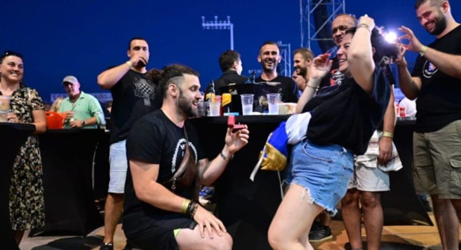Mladi par se zaručio na Thompsonovom koncertu u Dugopolju