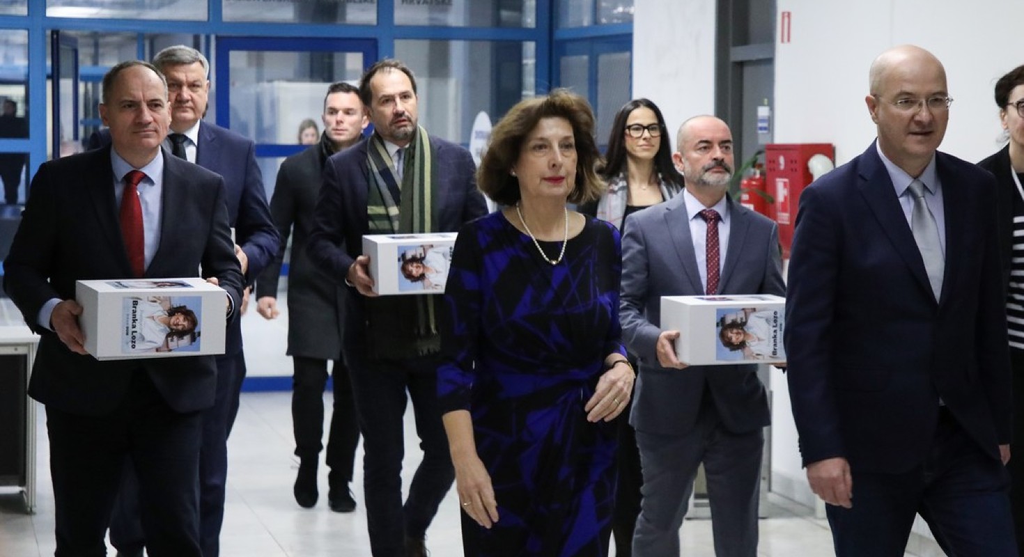 Lozo predala potpise: “Ljudi me pet godina žele gledati na Pantovčaku”