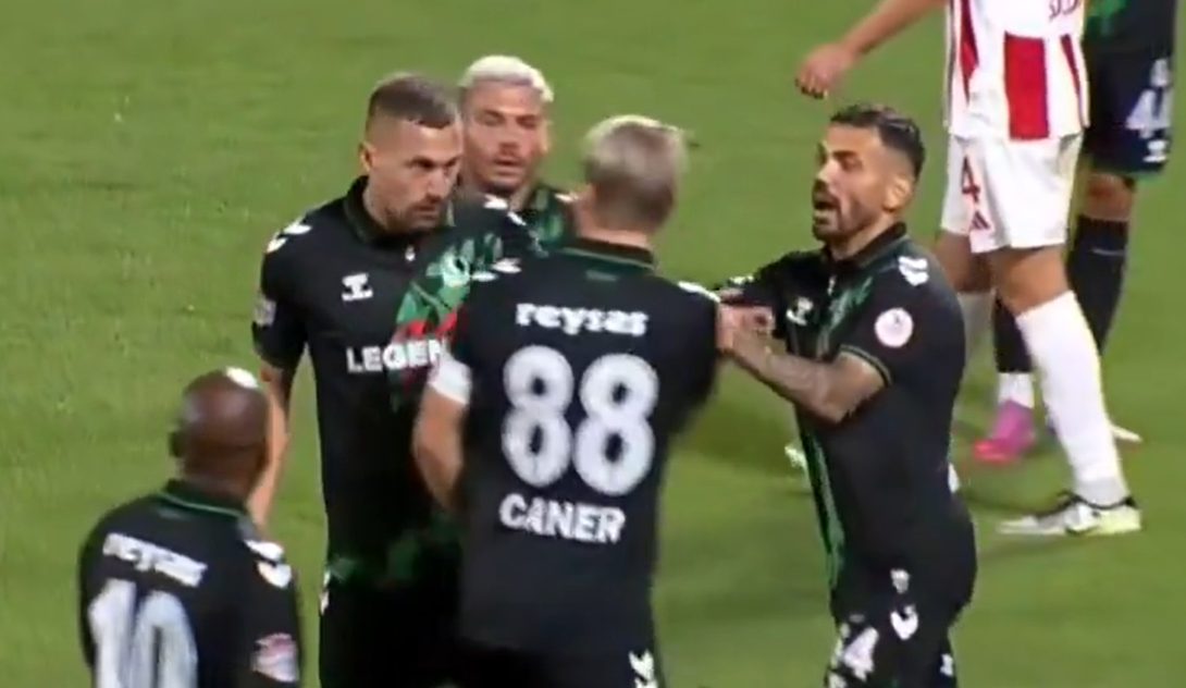 VIDEO / Ošamario suigrača jer mu nije dodao nego pucao na gol. Dobio je crveni