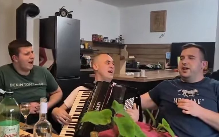 Nova snimka: Dabro svira harmoniku i pjeva o Anti Paveliću